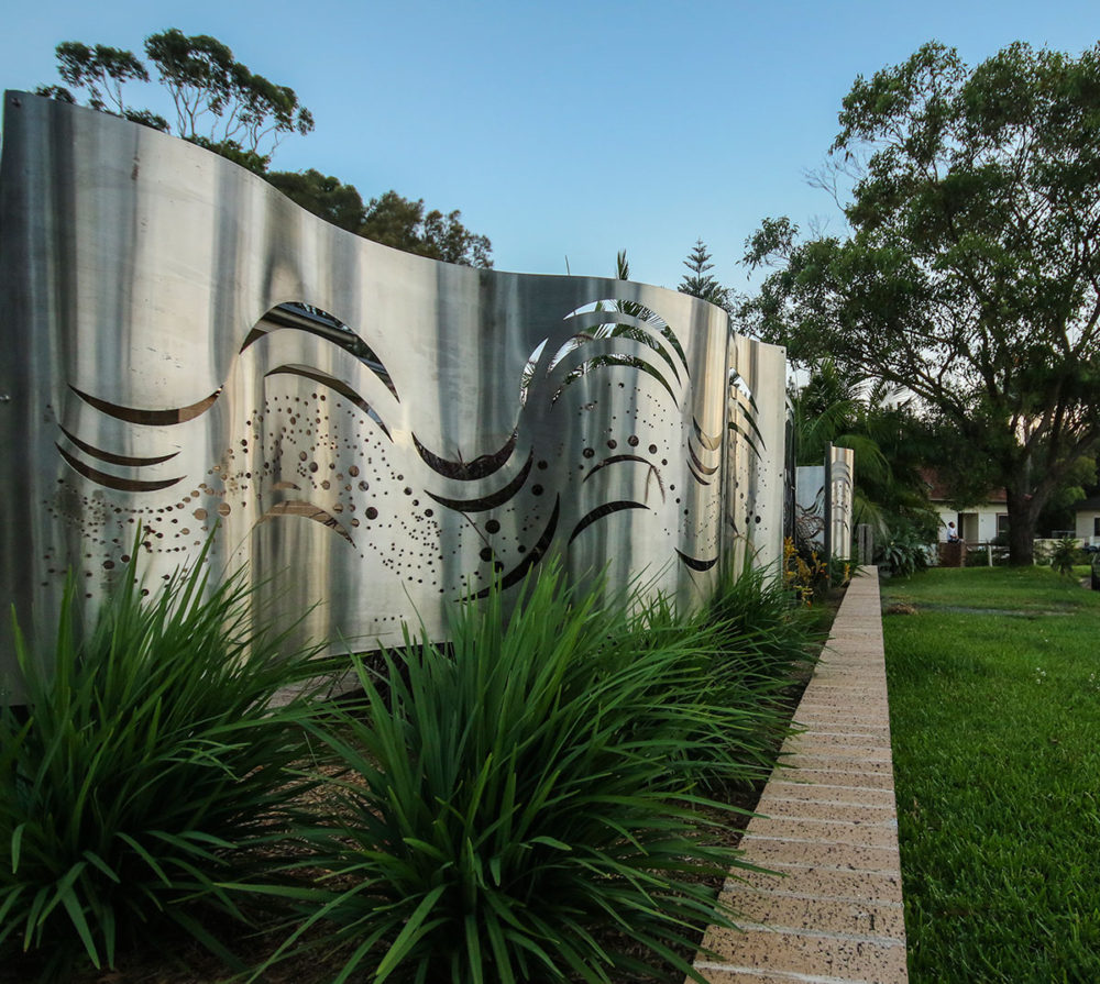 Coastal Wave Garden Screen - Iron Bark Metal Design