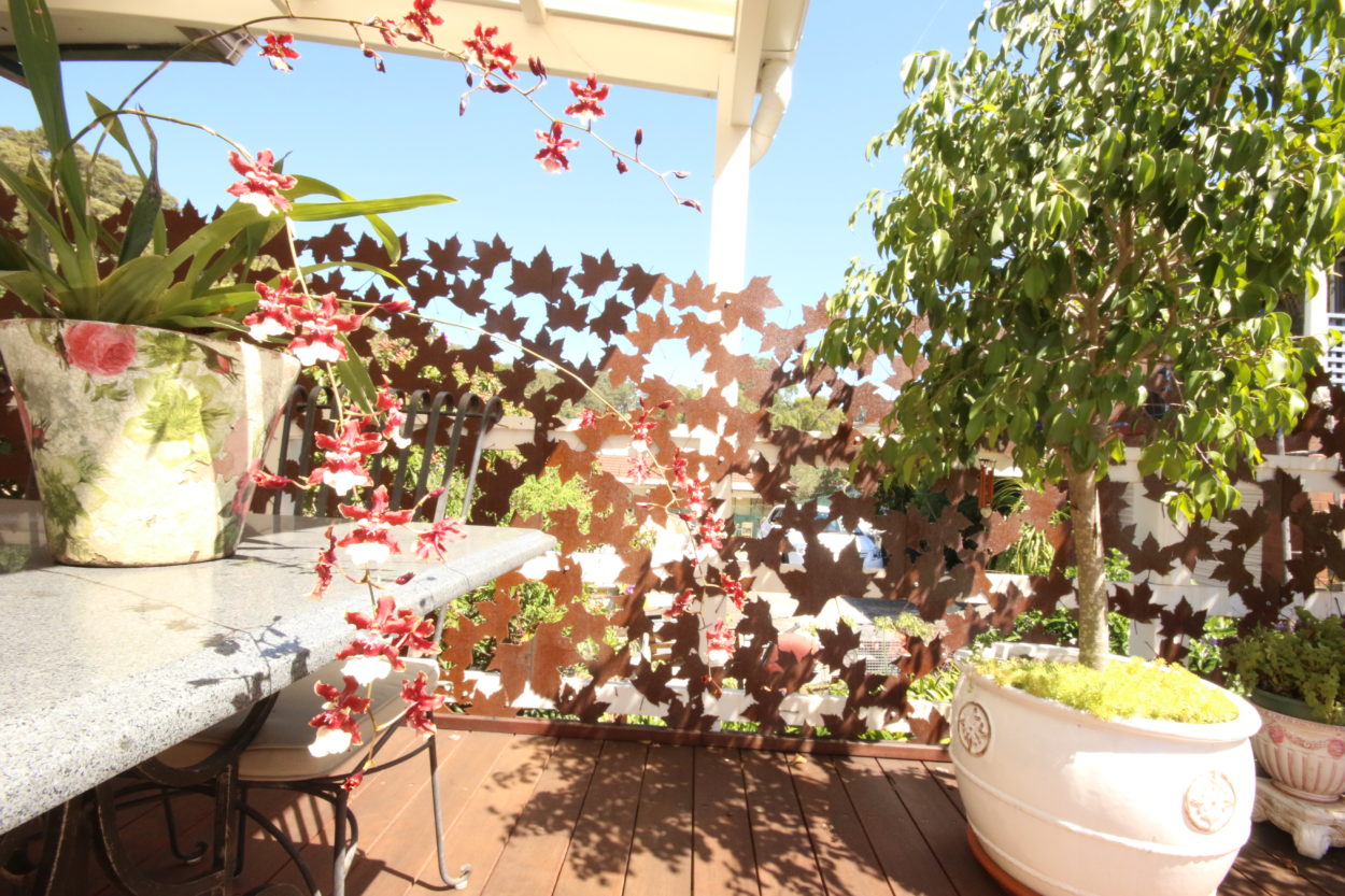 Autumn Leaf Privacy Screen - Iron Bark Metal Design