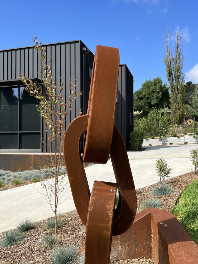 CHAIN - 3 Links sculpture Bathurst close up side view - Iron Bark Metal ...
