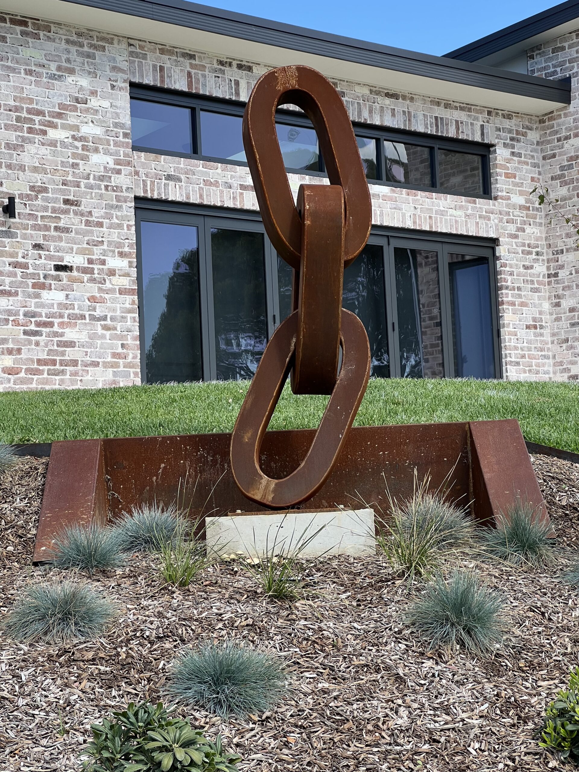 CHAIN - 3 Links sculpture Bathurst front on - Iron Bark Metal Design