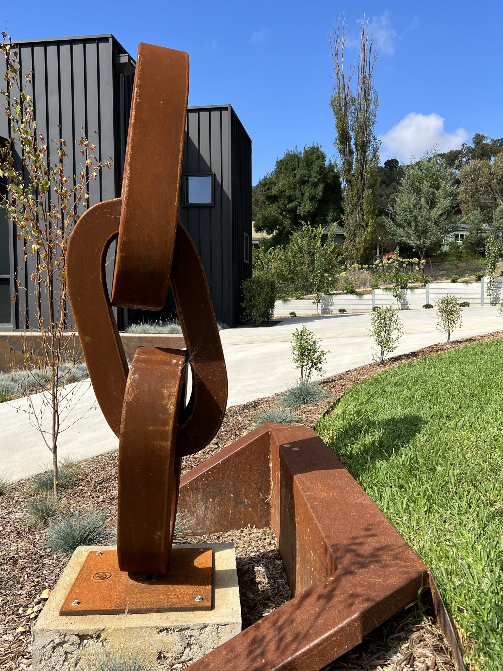CHAIN - 3 Links sculpture Bathurst side view - Iron Bark Metal Design
